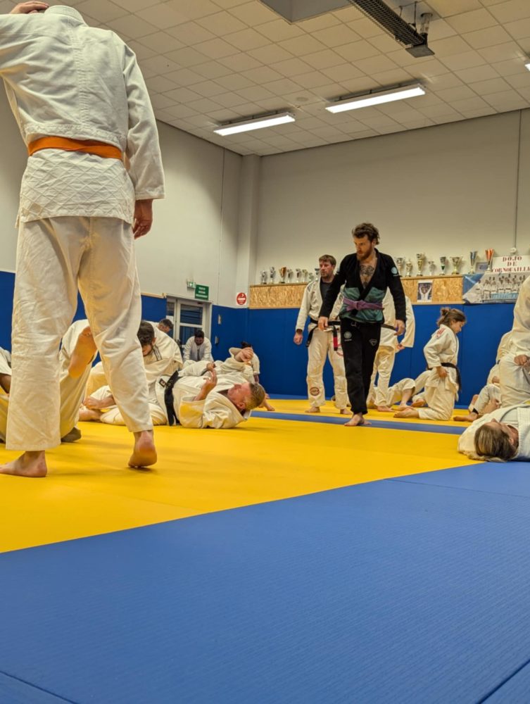 INITIATION AU JIU JITSU BRESILIEN PAR LA MB ACADEMY DE LOCTUDY CE ...